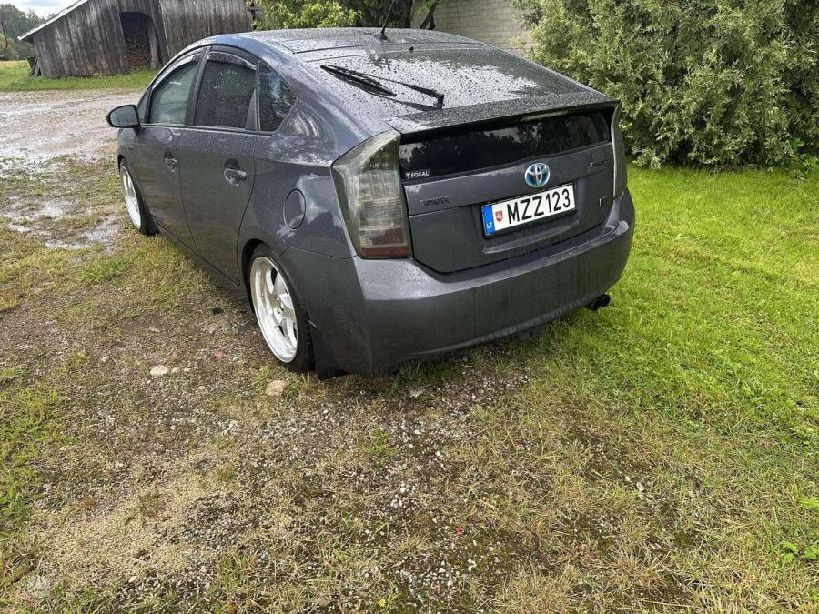 Grey Toyota Prius 2010 in Klaipeda, with an engine capacity of 1.80 L and mileage of 319 thousand km for 7600 €, photo 4 on AUTOMOTO.COM.LV