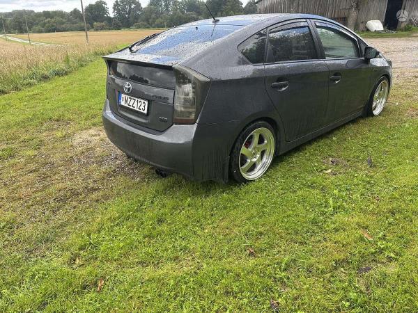 Grey Toyota Prius 2010 in Klaipeda, with an engine capacity of 1.80 L and mileage of 319 thousand km for 7600 €, photo 5 on AUTOMOTO.COM.LV