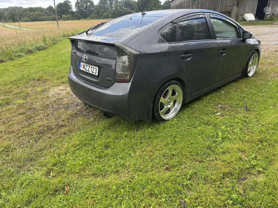 Grey Toyota Prius 2010 in Klaipeda, with an engine capacity of 1.80 L and mileage of 319 thousand km for 7600 €, photo 5 on AUTOMOTO.COM.LV