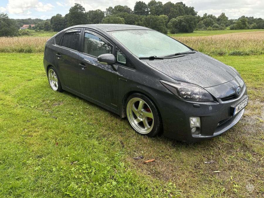 Grey Toyota Prius 2010 in Klaipeda, with an engine capacity of 1.80 L and mileage of 319 thousand km for 7600 €, photo 6 on AUTOMOTO.COM.LV
