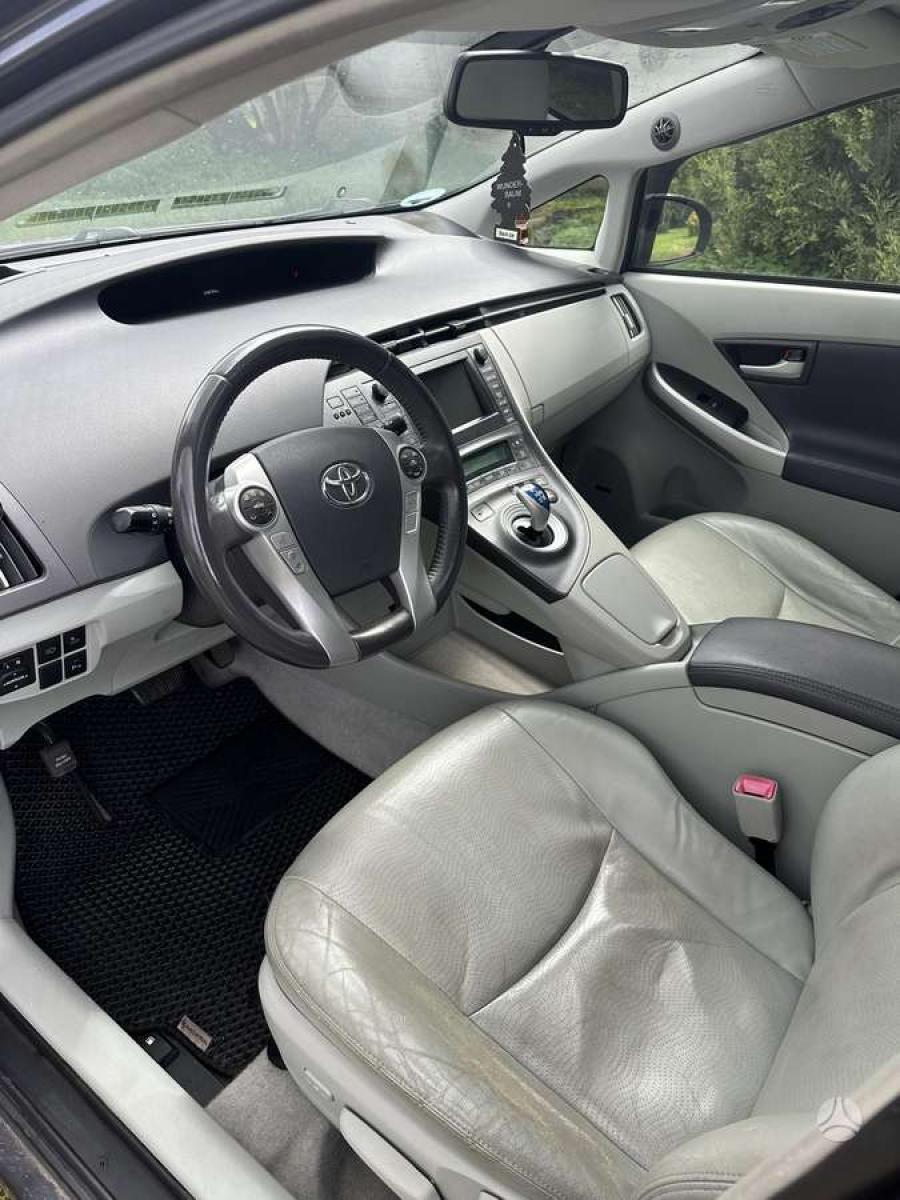 Grey Toyota Prius 2010 in Klaipeda, with an engine capacity of 1.80 L and mileage of 319 thousand km for 7600 €, photo 9 on AUTOMOTO.COM.LV