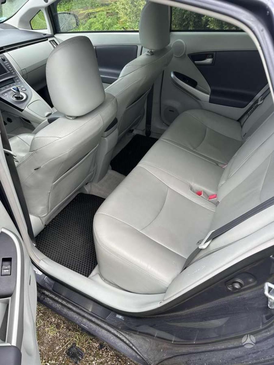 Grey Toyota Prius 2010 in Klaipeda, with an engine capacity of 1.80 L and mileage of 319 thousand km for 7600 €, photo 10 on AUTOMOTO.COM.LV