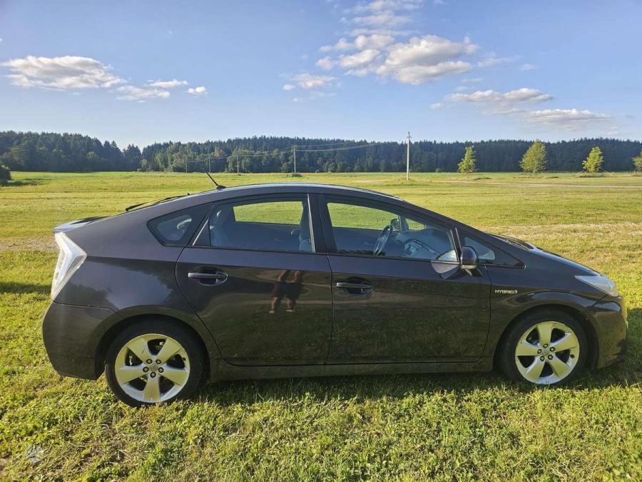 Pelēks Toyota Prius 2010 Viļņa, ar dzinēja tilpumu 1.80 L un nobraukumu 338 tūkst. km par 5000 €, foto 1 vietnē AUTOMOTO.COM.LV