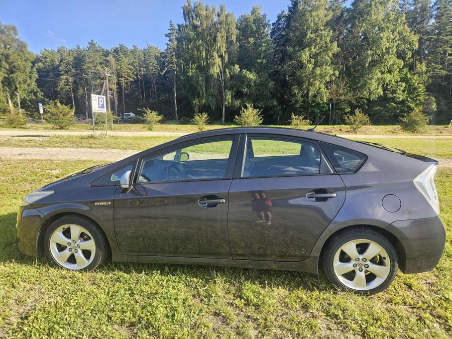 Pelēks Toyota Prius 2010 Viļņa, ar dzinēja tilpumu 1.80 L un nobraukumu 338 tūkst. km par 5000 €, foto 3 vietnē AUTOMOTO.COM.LV