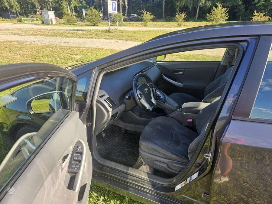 Pelēks Toyota Prius 2010 Viļņa, ar dzinēja tilpumu 1.80 L un nobraukumu 338 tūkst. km par 5000 €, foto 10 vietnē AUTOMOTO.COM.LV