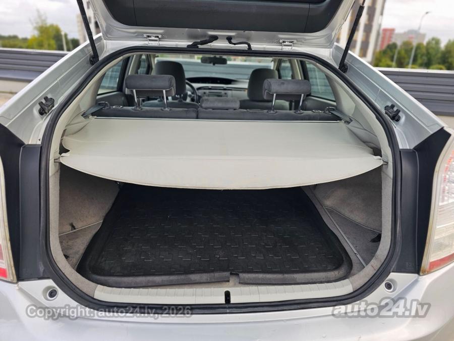 Pelēks Toyota Prius 2010 Tallina, ar dzinēja tilpumu 1.80 L un nobraukumu 334 tūkst. km par 4498 €, foto 15 vietnē AUTOMOTO.COM.LV