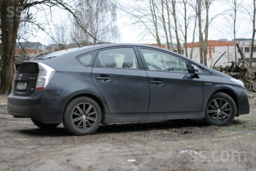 Pelēks Toyota Prius 2011 Rīga, ar dzinēja tilpumu 1.80 L un nobraukumu 240 tūkst. km par 5900 €, foto 4 vietnē AUTOMOTO.COM.LV