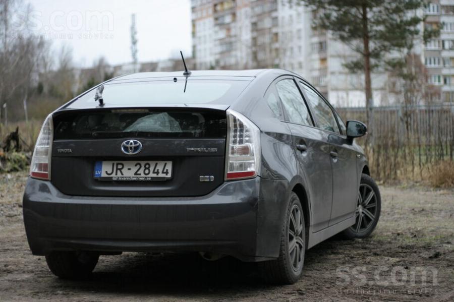 Pelēks Toyota Prius 2011 Rīga, ar dzinēja tilpumu 1.80 L un nobraukumu 240 tūkst. km par 5900 €, foto 5 vietnē AUTOMOTO.COM.LV