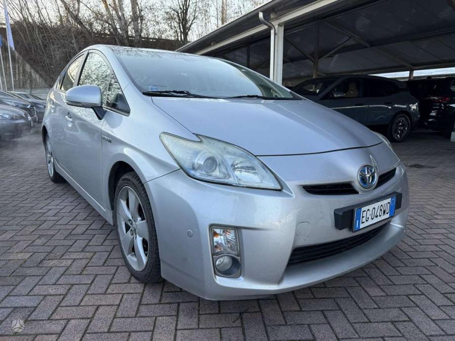Grey Toyota Prius 2011 in Siauliai, with an engine capacity of 1.80 L and mileage of 271 thousand km for 5700 €, photo 1 on AUTOMOTO.COM.LV