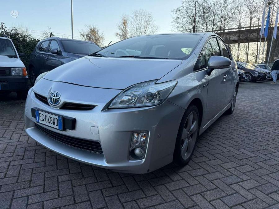 Grey Toyota Prius 2011 in Siauliai, with an engine capacity of 1.80 L and mileage of 271 thousand km for 5700 €, photo 2 on AUTOMOTO.COM.LV