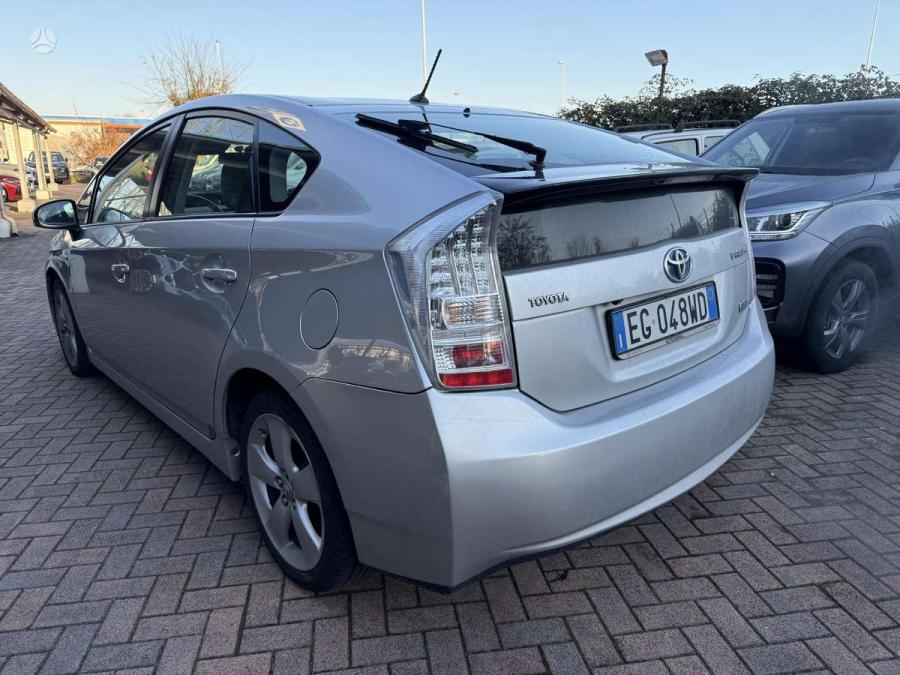 Grey Toyota Prius 2011 in Siauliai, with an engine capacity of 1.80 L and mileage of 271 thousand km for 5700 €, photo 3 on AUTOMOTO.COM.LV