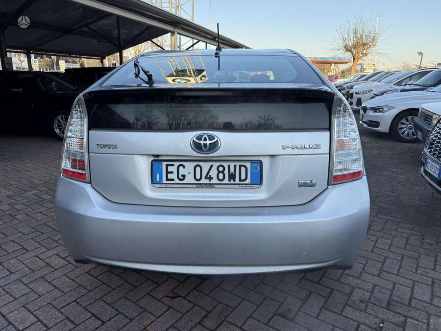 Grey Toyota Prius 2011 in Siauliai, with an engine capacity of 1.80 L and mileage of 271 thousand km for 5700 €, photo 4 on AUTOMOTO.COM.LV