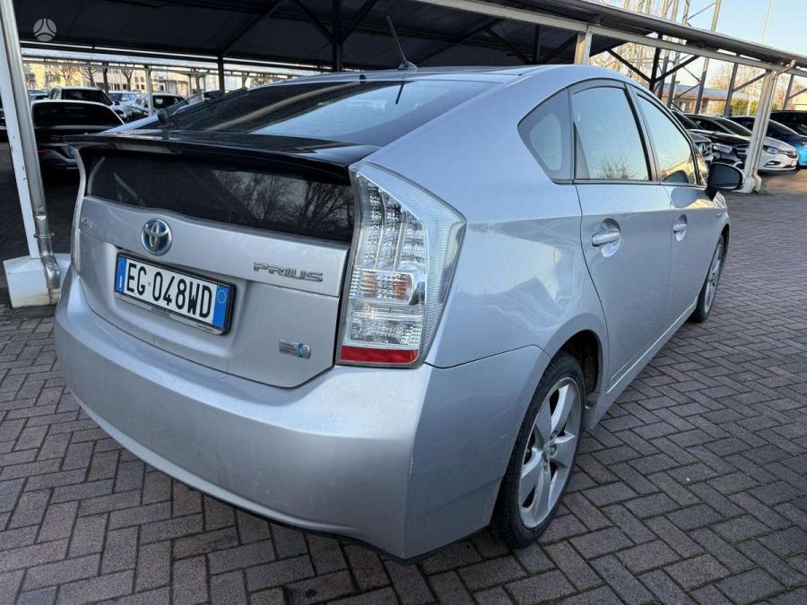 Grey Toyota Prius 2011 in Siauliai, with an engine capacity of 1.80 L and mileage of 271 thousand km for 5700 €, photo 5 on AUTOMOTO.COM.LV