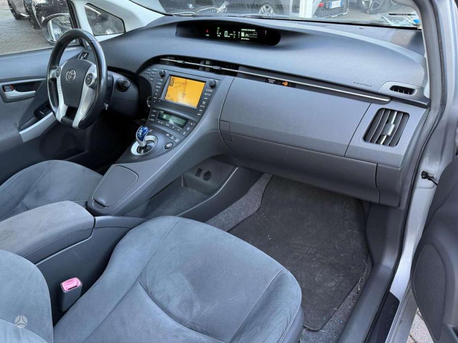 Grey Toyota Prius 2011 in Siauliai, with an engine capacity of 1.80 L and mileage of 271 thousand km for 5700 €, photo 6 on AUTOMOTO.COM.LV