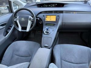 Grey Toyota Prius 2011 in Siauliai, with an engine capacity of 1.80 L and mileage of 271 thousand km for 5700 €, photo 7 on AUTOMOTO.COM.LV