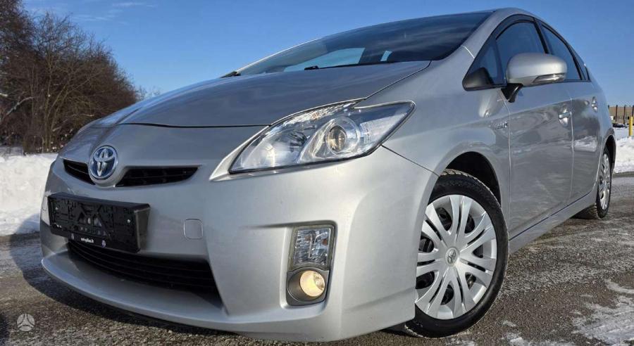 Grey Toyota Prius 2011 in Siauliai, with an engine capacity of 1.80 L and mileage of 250 thousand km for 6950 €, photo 1 on AUTOMOTO.COM.LV