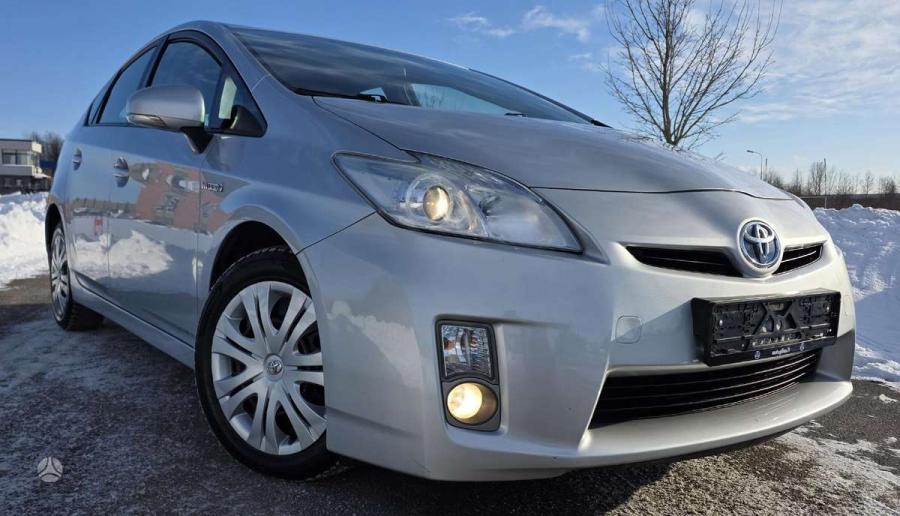 Grey Toyota Prius 2011 in Siauliai, with an engine capacity of 1.80 L and mileage of 250 thousand km for 6950 €, photo 3 on AUTOMOTO.COM.LV