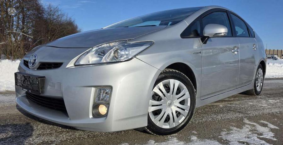 Grey Toyota Prius 2011 in Siauliai, with an engine capacity of 1.80 L and mileage of 250 thousand km for 6950 €, photo 4 on AUTOMOTO.COM.LV