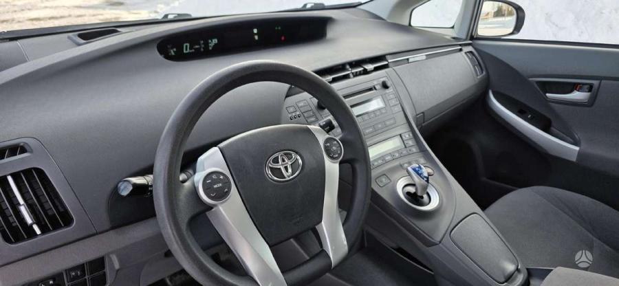 Grey Toyota Prius 2011 in Siauliai, with an engine capacity of 1.80 L and mileage of 250 thousand km for 6950 €, photo 20 on AUTOMOTO.COM.LV