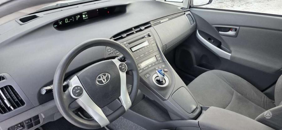 Grey Toyota Prius 2011 in Siauliai, with an engine capacity of 1.80 L and mileage of 250 thousand km for 6950 €, photo 25 on AUTOMOTO.COM.LV