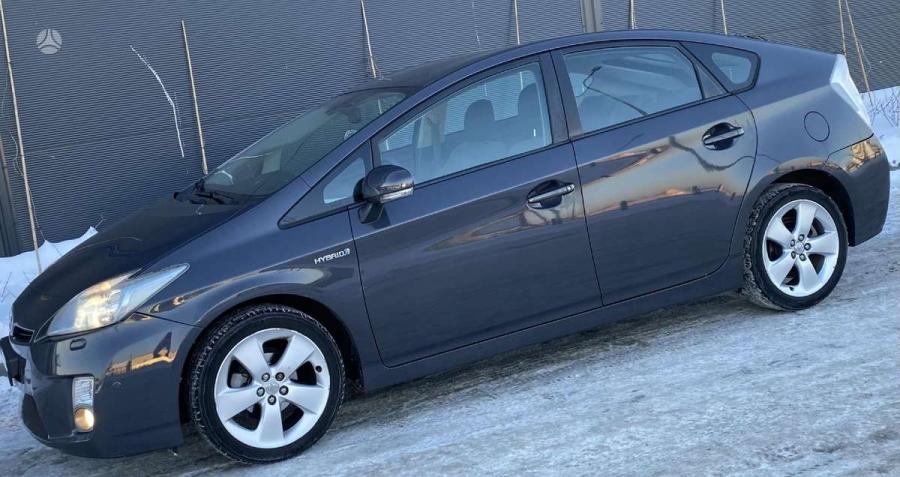 Pelēks Toyota Prius 2011 Viļņa, ar dzinēja tilpumu 1.80 L un nobraukumu 220 tūkst. km par 6999 €, foto 4 vietnē AUTOMOTO.COM.LV