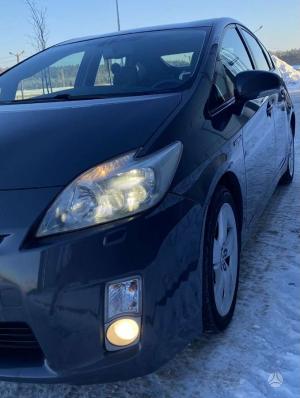 Pelēks Toyota Prius 2011 Viļņa, ar dzinēja tilpumu 1.80 L un nobraukumu 220 tūkst. km par 6999 €, foto 5 vietnē AUTOMOTO.COM.LV