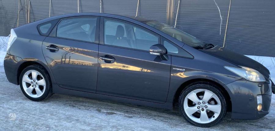 Pelēks Toyota Prius 2011 Viļņa, ar dzinēja tilpumu 1.80 L un nobraukumu 220 tūkst. km par 6999 €, foto 7 vietnē AUTOMOTO.COM.LV