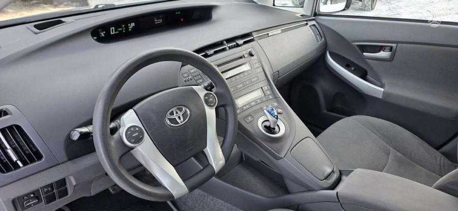 Pelēks Toyota Prius 2011 Šauļi, ar dzinēja tilpumu 1.80 L un nobraukumu 250 tūkst. km par 6650 €, foto 23 vietnē AUTOMOTO.COM.LV