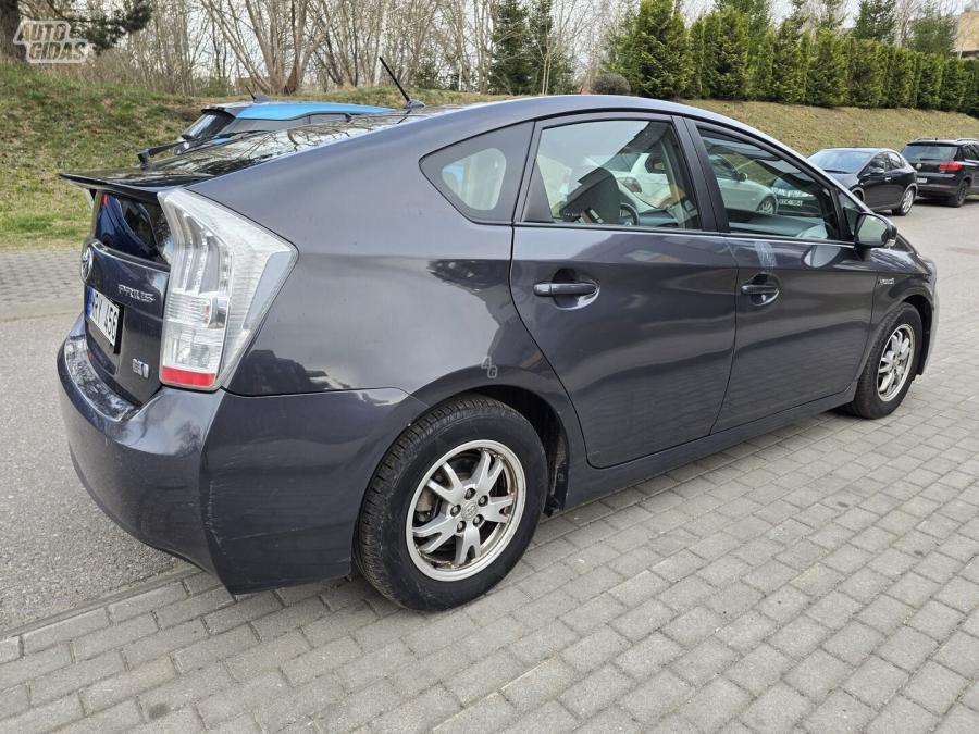 Grey Toyota Prius 2011 in Vilnius, with an engine capacity of 1.80 L and mileage of 143 thousand km for 5900 €, photo 7 on AUTOMOTO.COM.LV