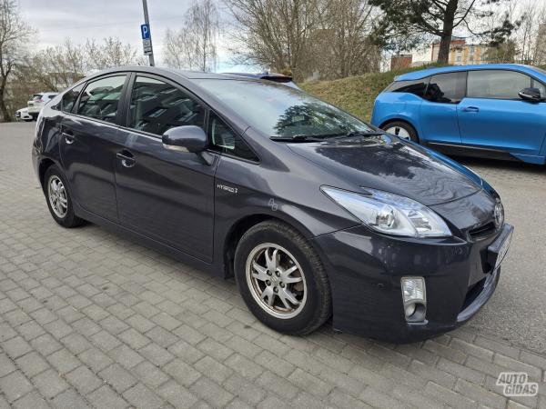 Pelēks Toyota Prius 2011 Viļņa, ar dzinēja tilpumu 1.80 L un nobraukumu 143 tūkst. km par 5900 €, foto 7 vietnē AUTOMOTO.COM.LV