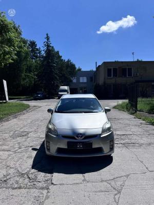 Grey Toyota Prius 2011 in Panevezys, with an engine capacity of 1.80 L and mileage of 230 thousand km for 5800 €, photo 3 on AUTOMOTO.COM.LV