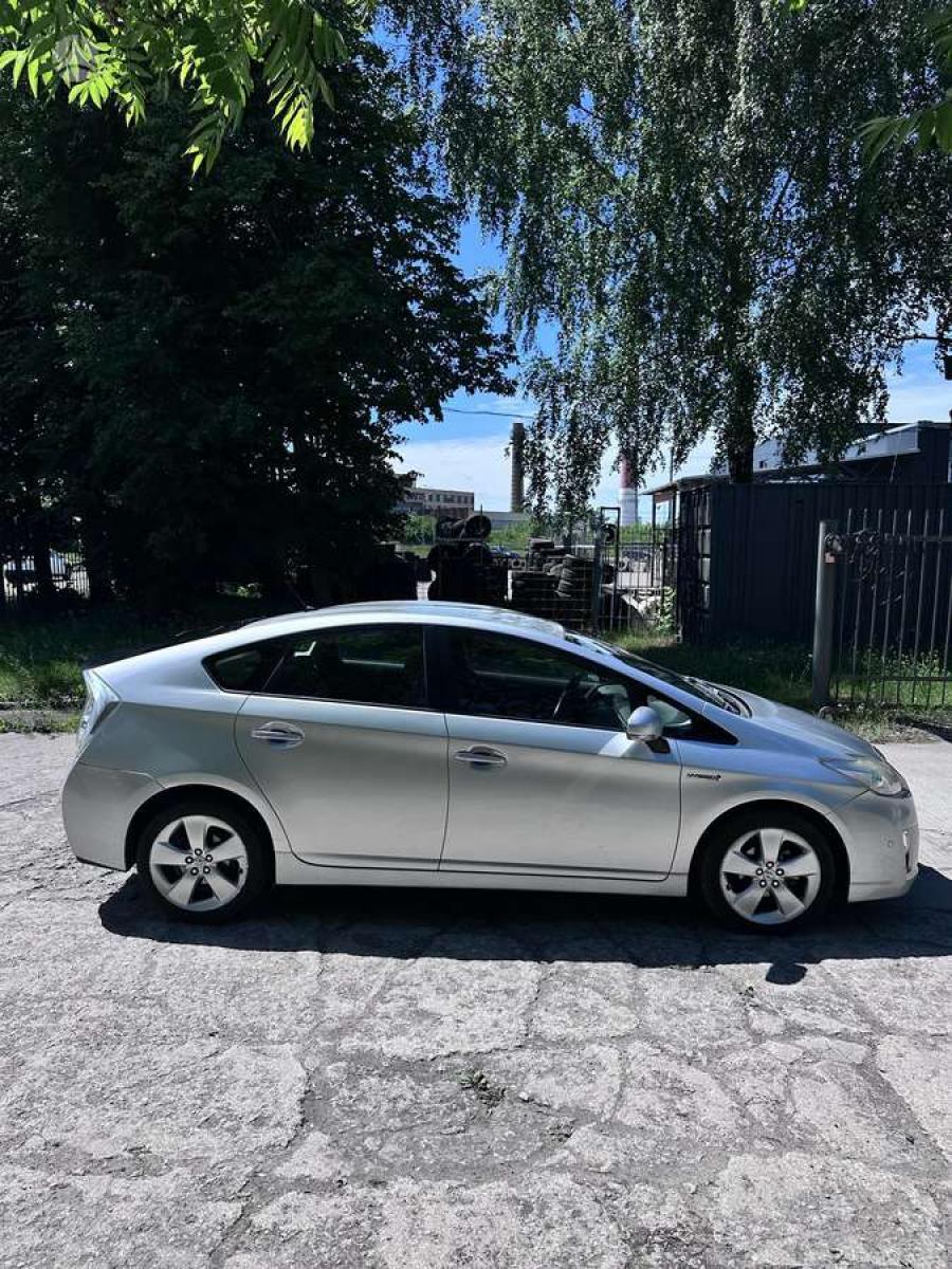 Grey Toyota Prius 2011 in Panevezys, with an engine capacity of 1.80 L and mileage of 230 thousand km for 5800 €, photo 5 on AUTOMOTO.COM.LV