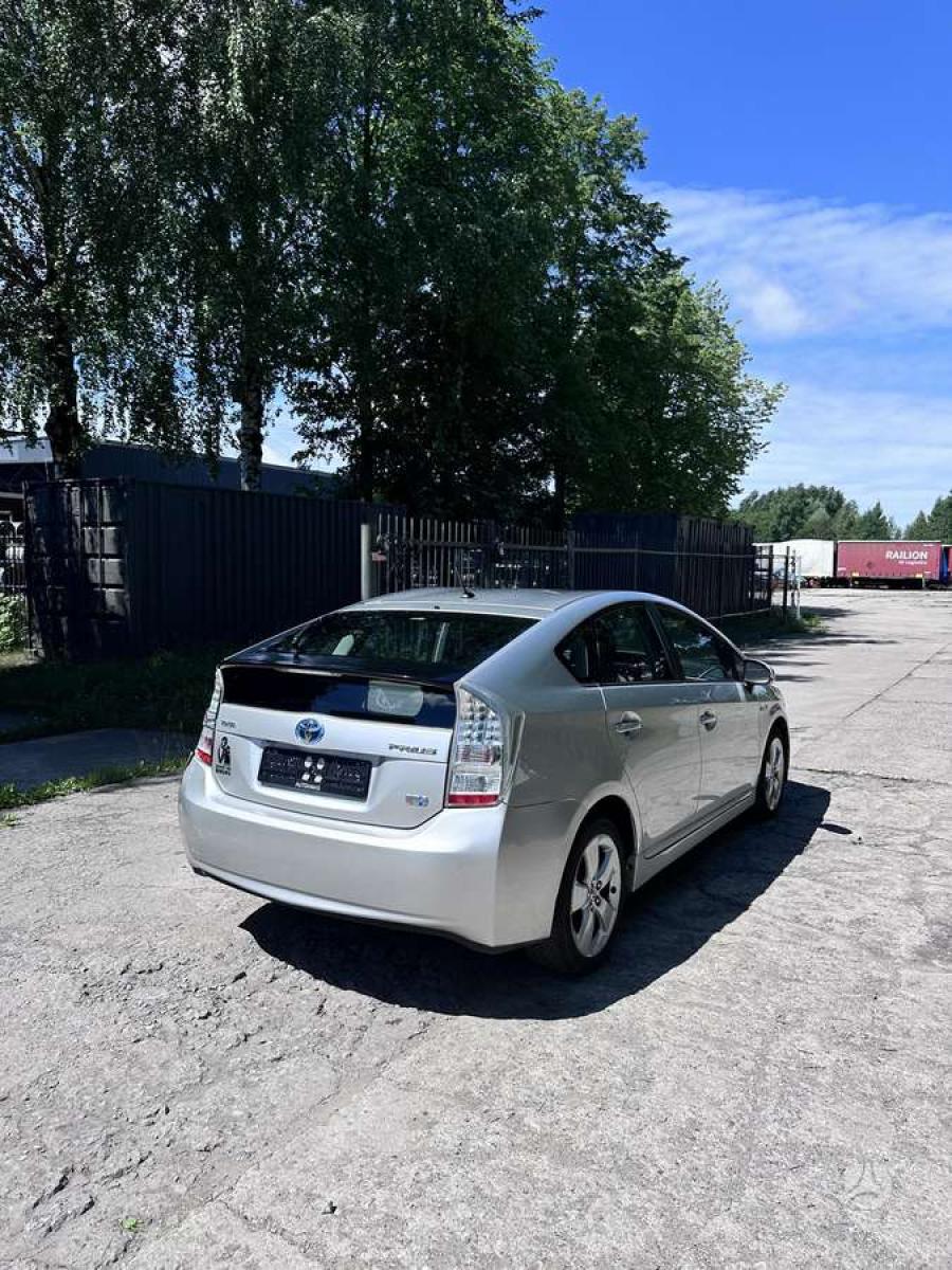 Grey Toyota Prius 2011 in Panevezys, with an engine capacity of 1.80 L and mileage of 230 thousand km for 5800 €, photo 6 on AUTOMOTO.COM.LV
