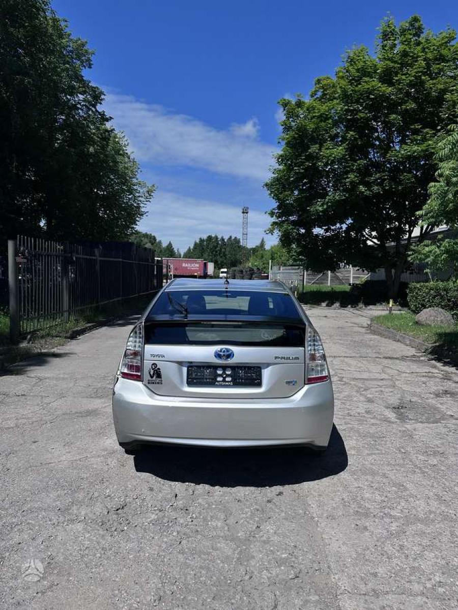 Grey Toyota Prius 2011 in Panevezys, with an engine capacity of 1.80 L and mileage of 230 thousand km for 5800 €, photo 7 on AUTOMOTO.COM.LV