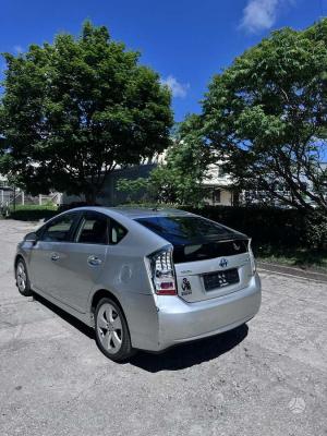 Grey Toyota Prius 2011 in Panevezys, with an engine capacity of 1.80 L and mileage of 230 thousand km for 5800 €, photo 8 on AUTOMOTO.COM.LV