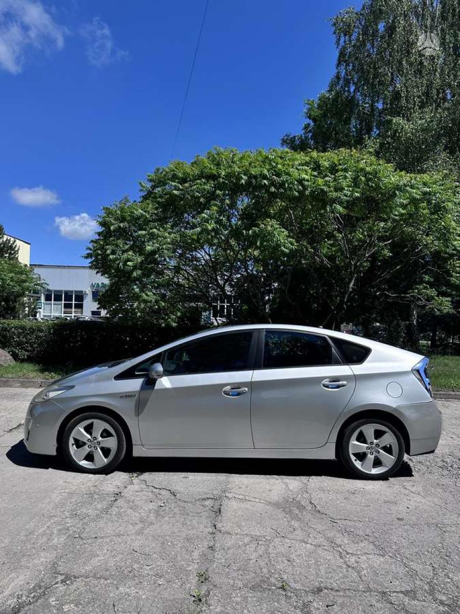 Grey Toyota Prius 2011 in Panevezys, with an engine capacity of 1.80 L and mileage of 230 thousand km for 5800 €, photo 9 on AUTOMOTO.COM.LV