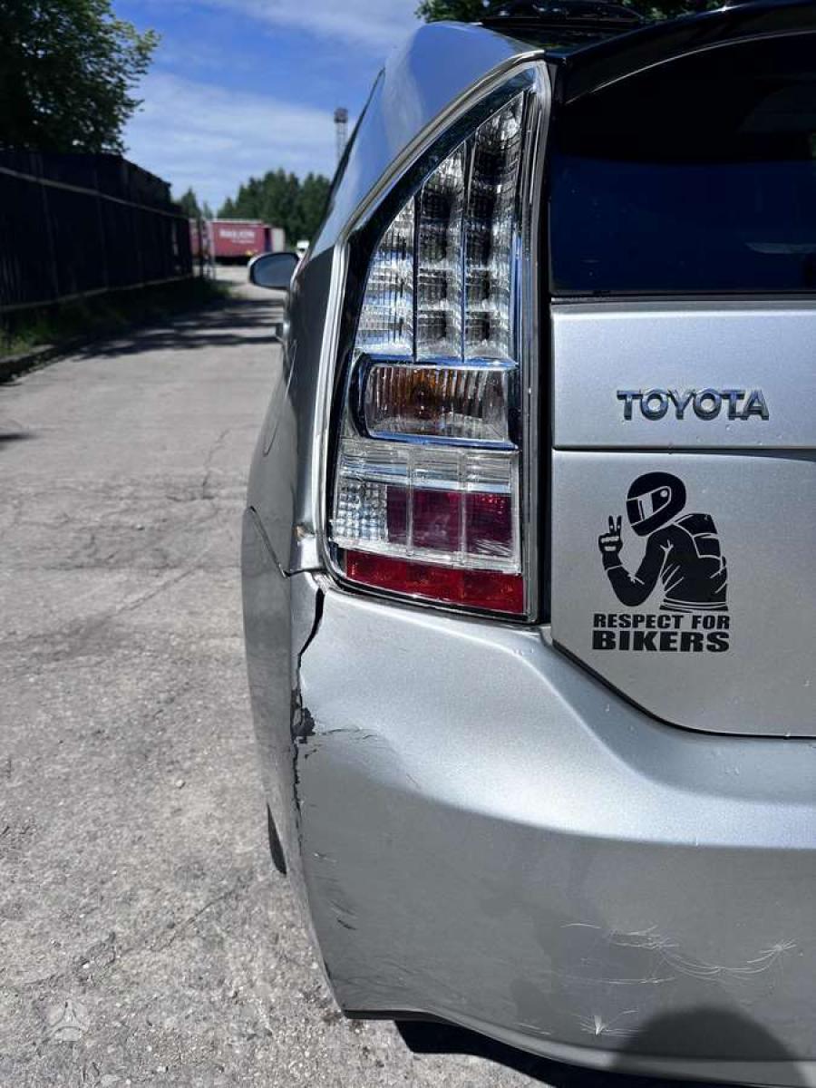 Grey Toyota Prius 2011 in Panevezys, with an engine capacity of 1.80 L and mileage of 230 thousand km for 5800 €, photo 12 on AUTOMOTO.COM.LV