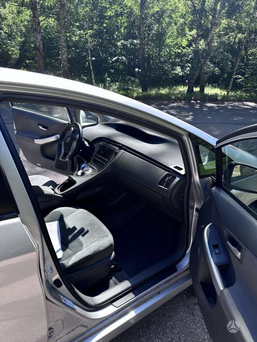 Grey Toyota Prius 2011 in Panevezys, with an engine capacity of 1.80 L and mileage of 230 thousand km for 5800 €, photo 19 on AUTOMOTO.COM.LV