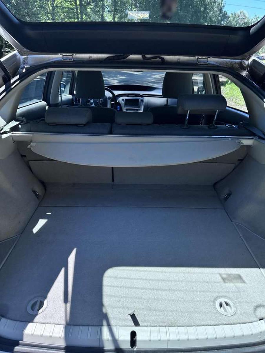 Grey Toyota Prius 2011 in Panevezys, with an engine capacity of 1.80 L and mileage of 230 thousand km for 5800 €, photo 20 on AUTOMOTO.COM.LV