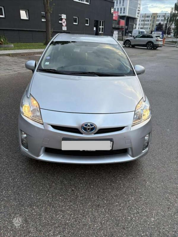 Pelēks Toyota Prius 2011 Viļņa, ar dzinēja tilpumu 1.80 L un nobraukumu 205 tūkst. km par 5590 €, foto 1 vietnē AUTOMOTO.COM.LV