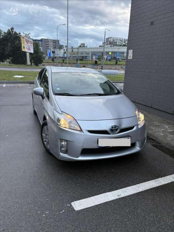 Pelēks Toyota Prius 2011 Viļņa, ar dzinēja tilpumu 1.80 L un nobraukumu 205 tūkst. km par 5590 €, foto 2 vietnē AUTOMOTO.COM.LV