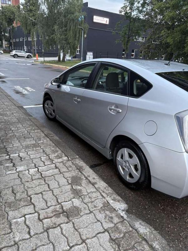 Pelēks Toyota Prius 2011 Viļņa, ar dzinēja tilpumu 1.80 L un nobraukumu 205 tūkst. km par 5590 €, foto 3 vietnē AUTOMOTO.COM.LV