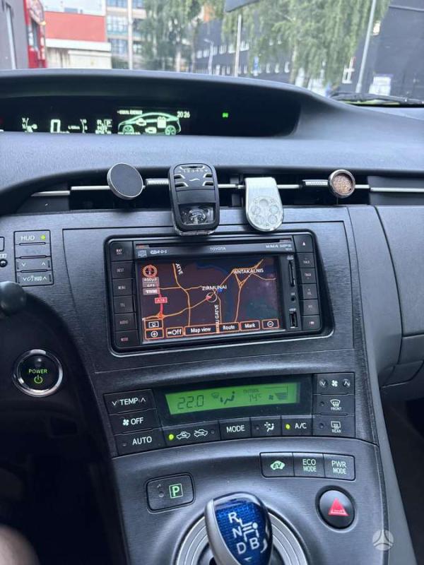 Pelēks Toyota Prius 2011 Viļņa, ar dzinēja tilpumu 1.80 L un nobraukumu 205 tūkst. km par 5590 €, foto 5 vietnē AUTOMOTO.COM.LV