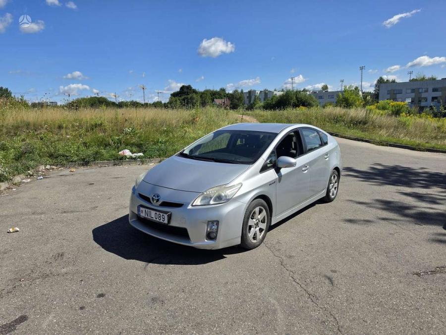 Grey Toyota Prius 2011 in Vilnius, with an engine capacity of 1.80 L and mileage of 299 thousand km for 5700 €, photo 1 on AUTOMOTO.COM.LV