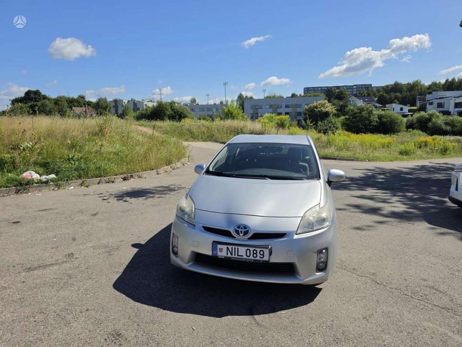 Grey Toyota Prius 2011 in Vilnius, with an engine capacity of 1.80 L and mileage of 299 thousand km for 5700 €, photo 3 on AUTOMOTO.COM.LV