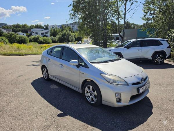 Grey Toyota Prius 2011 in Vilnius, with an engine capacity of 1.80 L and mileage of 299 thousand km for 5700 €, photo 3 on AUTOMOTO.COM.LV