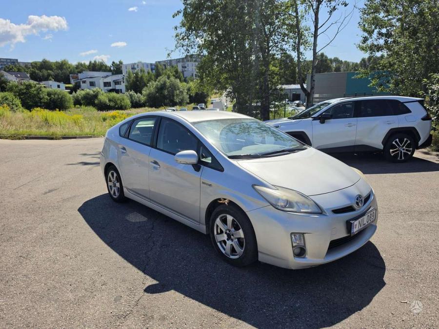 Grey Toyota Prius 2011 in Vilnius, with an engine capacity of 1.80 L and mileage of 299 thousand km for 5700 €, photo 4 on AUTOMOTO.COM.LV