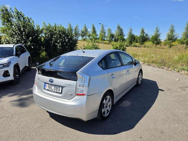 Grey Toyota Prius 2011 in Vilnius, with an engine capacity of 1.80 L and mileage of 299 thousand km for 5700 €, photo 4 on AUTOMOTO.COM.LV