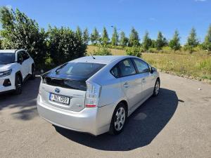 Grey Toyota Prius 2011 in Vilnius, with an engine capacity of 1.80 L and mileage of 299 thousand km for 5700 €, photo 5 on AUTOMOTO.COM.LV