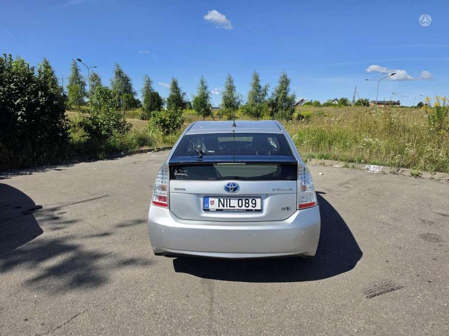 Grey Toyota Prius 2011 in Vilnius, with an engine capacity of 1.80 L and mileage of 299 thousand km for 5700 €, photo 6 on AUTOMOTO.COM.LV